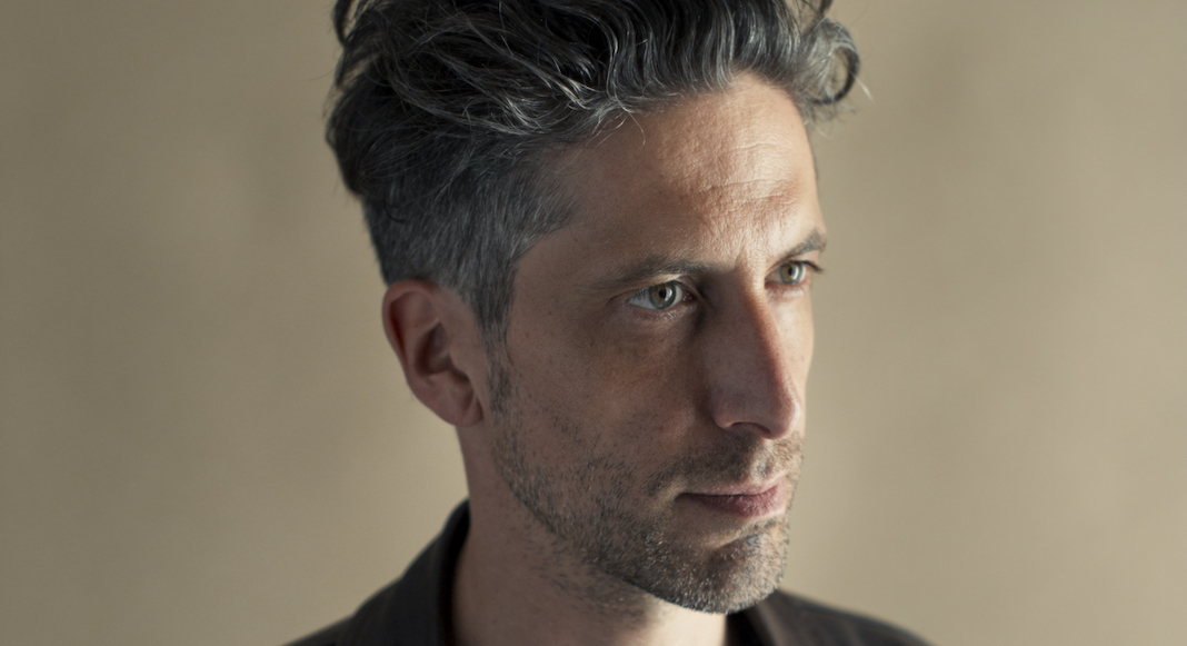 Ed Alcock, photographe britannique devenu français, porte son regard ...