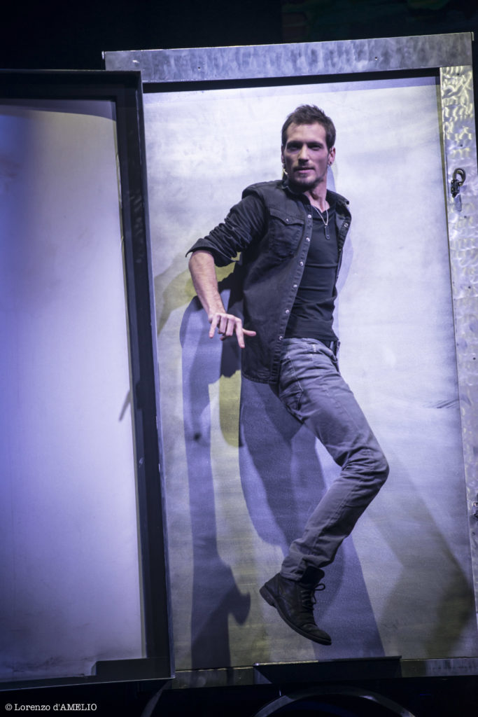 En haut de l'affiche à Londres, le magicien Enzo Weyne rêve maintenant ...