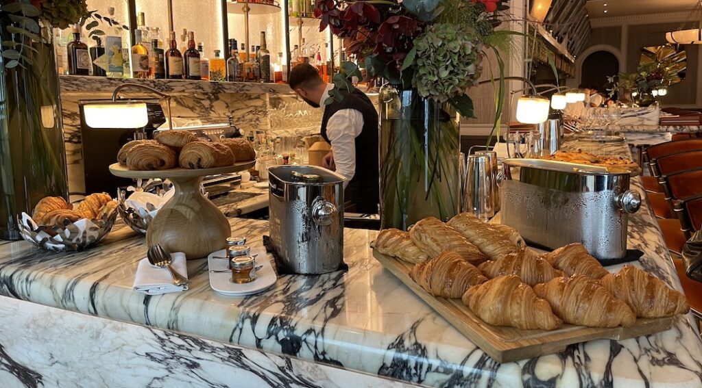 Guide des tables : le petit-déjeuner "à la française" au Comptoir Robuchon