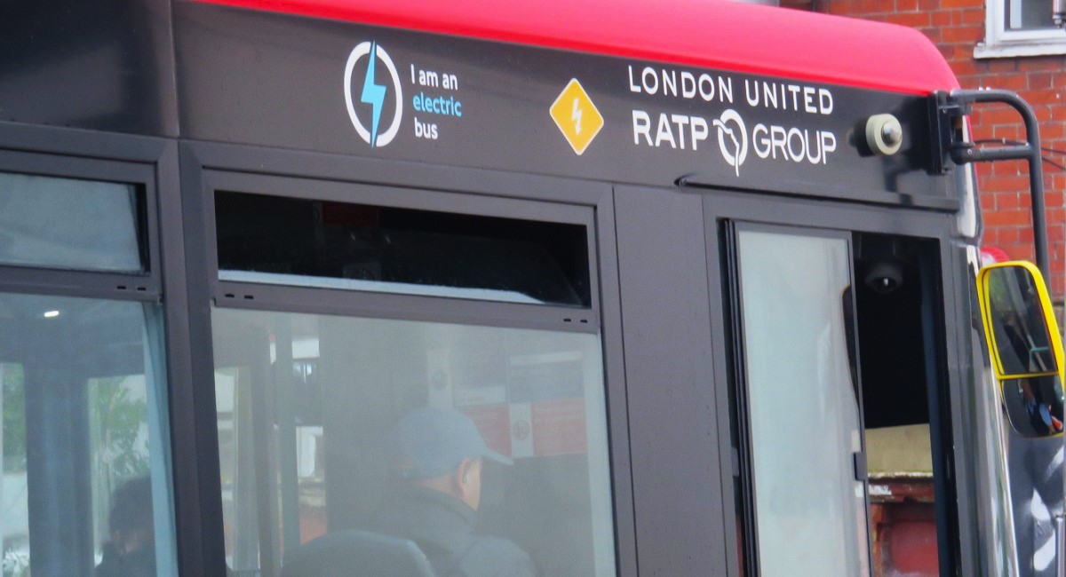 Pourquoi peut-on voir le logo de la RATP sur certains bus à Londres